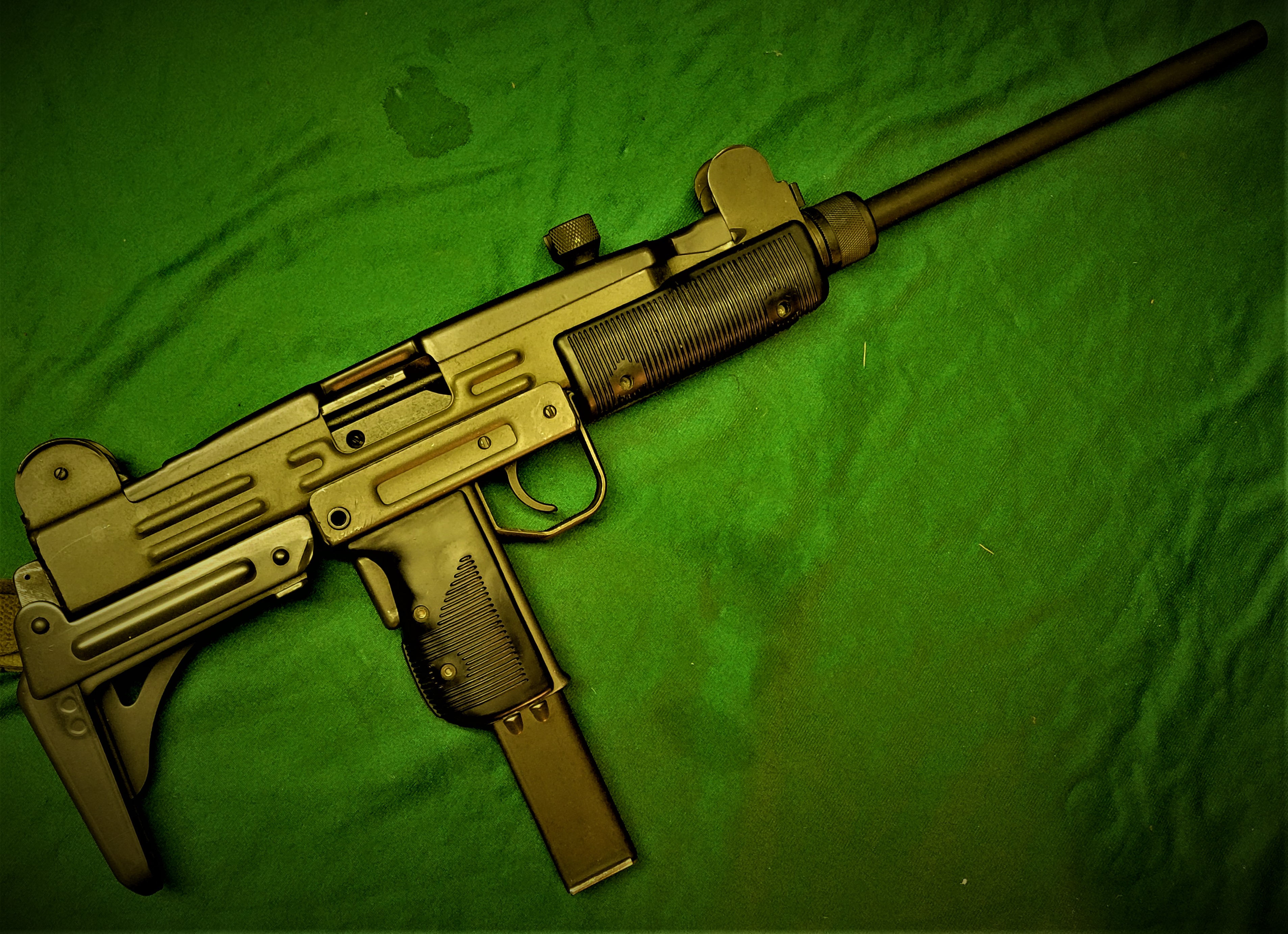 Historical Weapons Hub | Uzi Submachine Gun