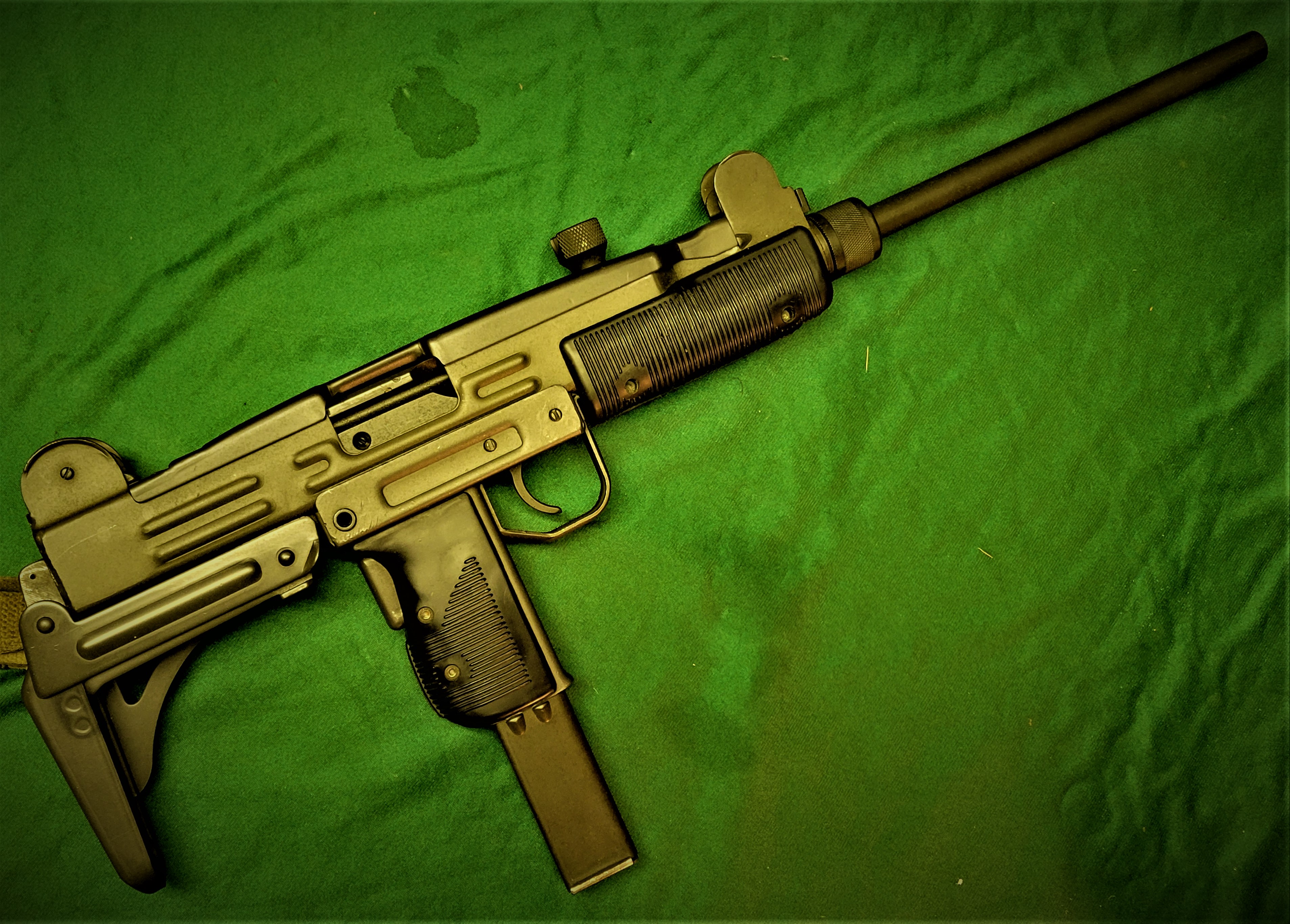 Historical Weapons Hub | Uzi Submachine Gun